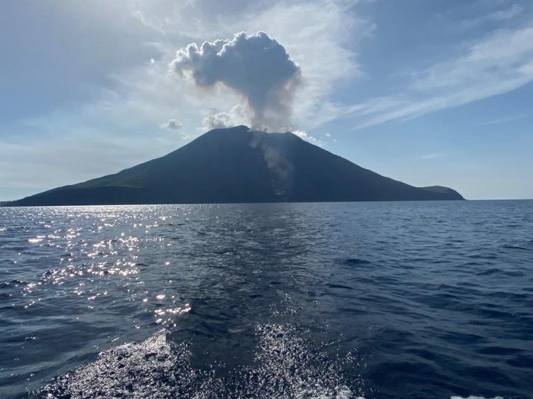 Stromboli in eruzione: la colata lavica ha raggiunto il mare - VIDEO ...